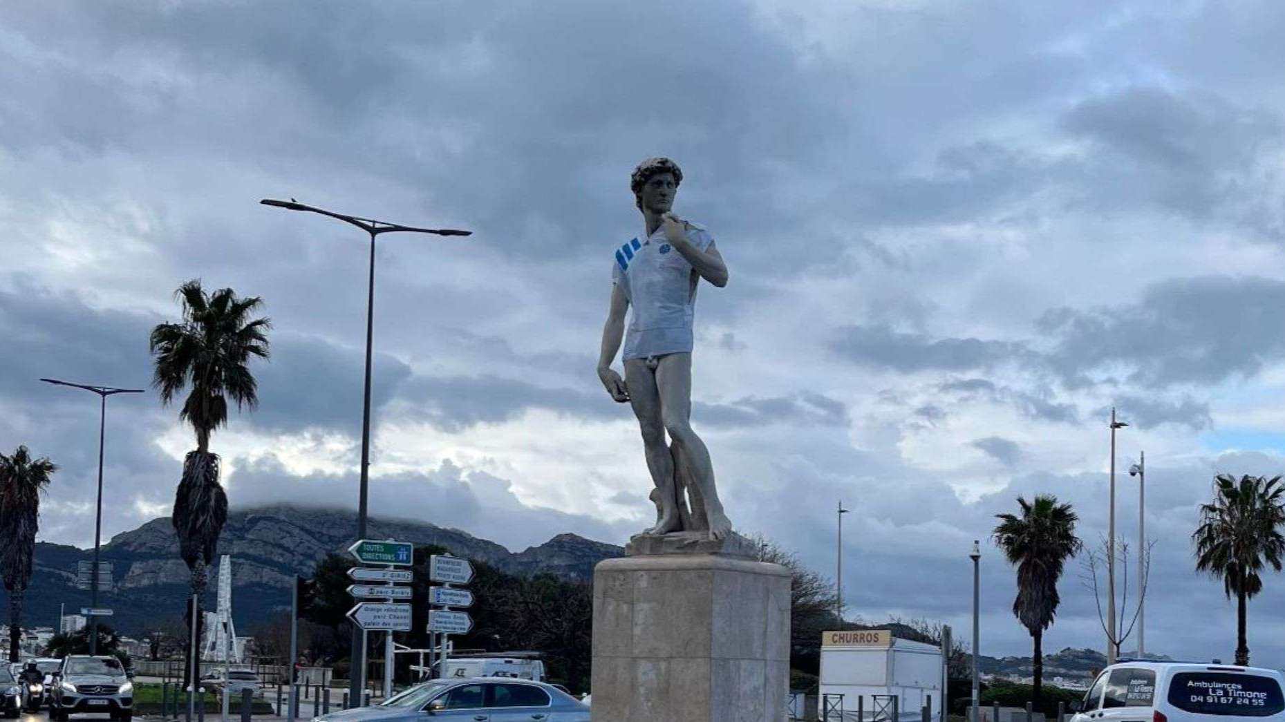 PSG - OM : la statue de David à Marseille en tenue olympienne