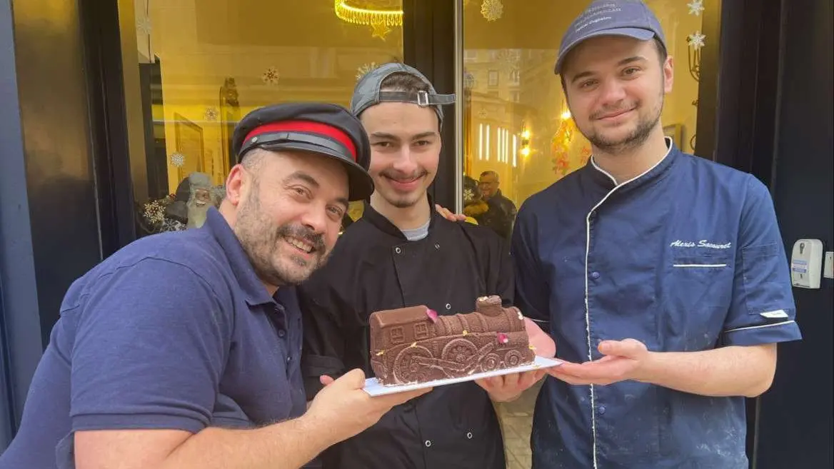Insolite à Marseille : pour Noël, cet ancien cheminot a créé une bûche ...