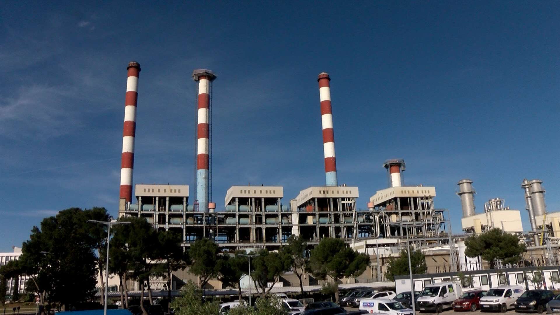 Martigues : petit à petit, les cheminées de la centrale EDF de Ponteau ...