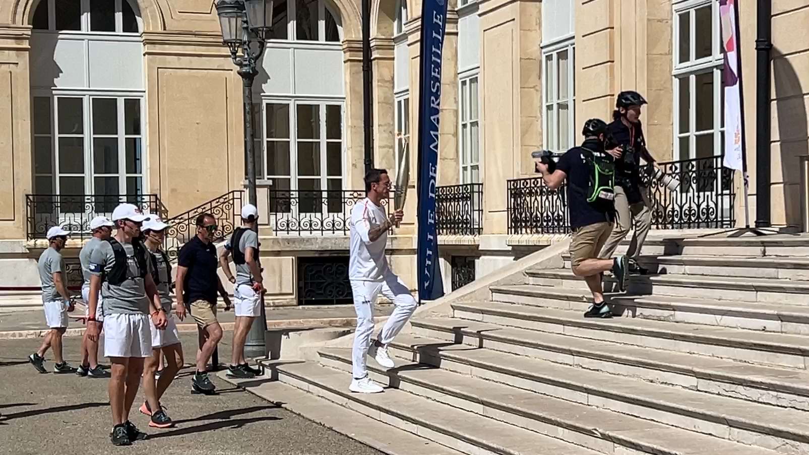 JO 2024 : la flamme olympique poursuit son parcours à travers la France ...