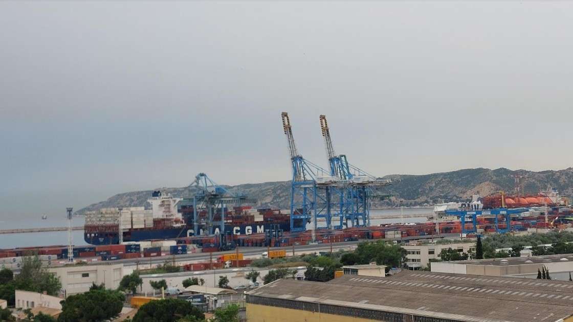 Marseille-Lyon : bientôt une barge électrique de conteneurs sur le ...