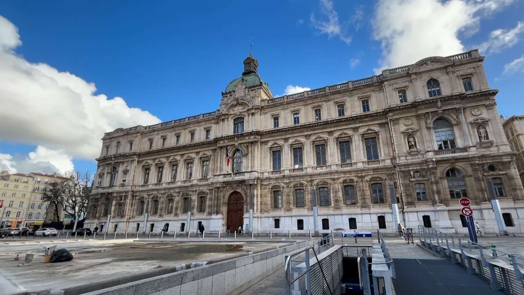 Renouvellement des titres de séjour : à Marseille une manifestation ...